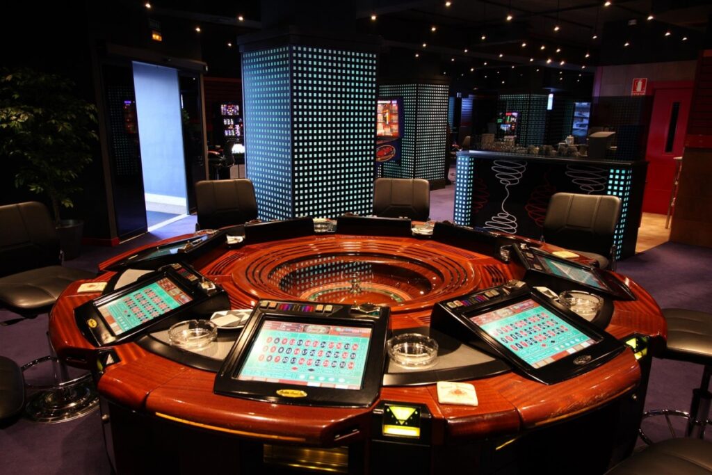 Detenido en Ronda un empleado de un salón de juegos por una estafa ...